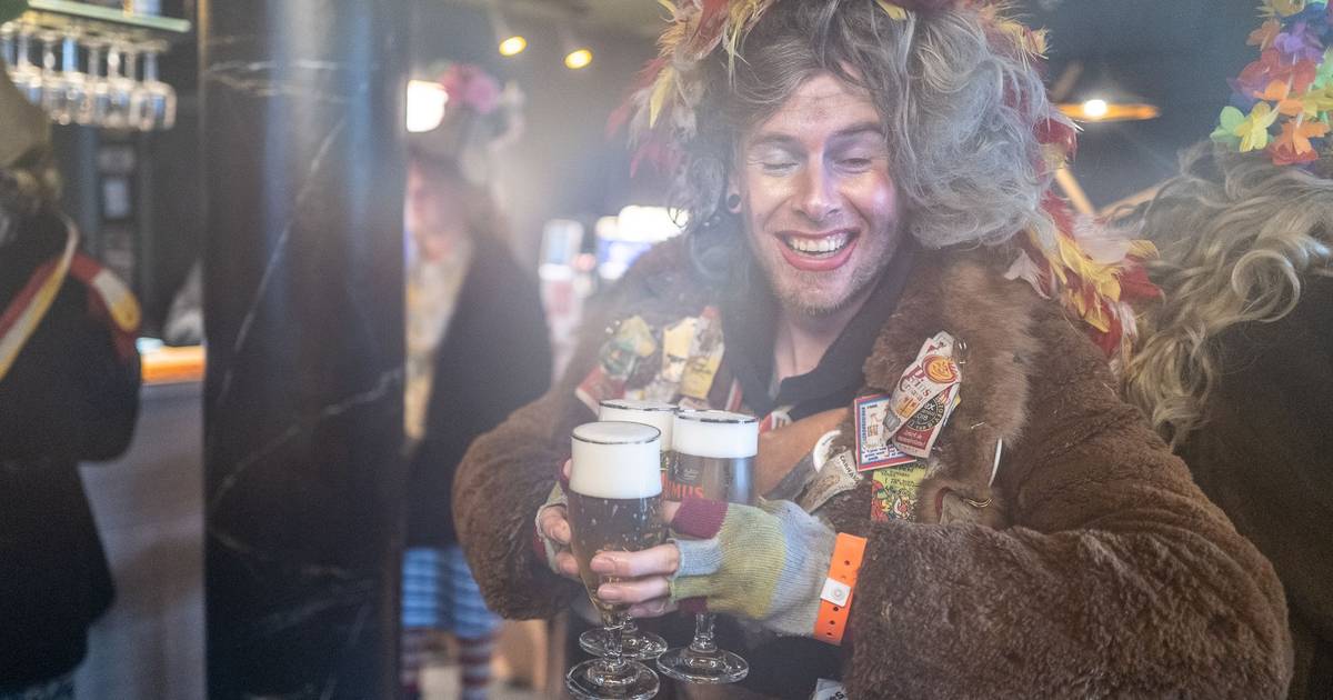 Vijftig Voil Jeanetten trokken door Aalst met hun retro ‘kinjerkoesj ...