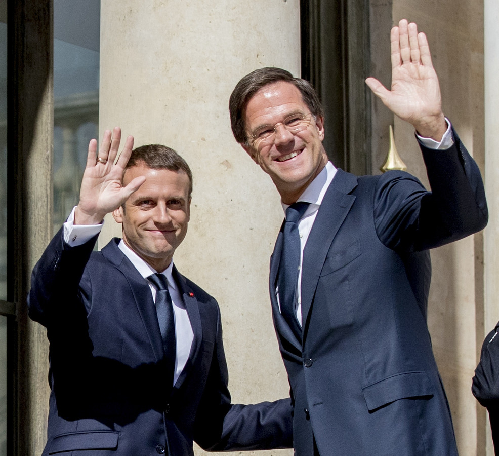 In beeld: Rutte op de koffie bij Franse president Macron | Foto ...