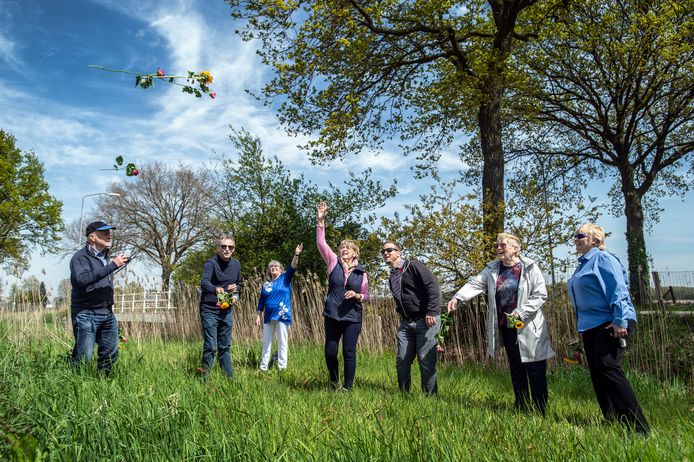 Vijf Canadezen gaan in Goirle naar de plek waar Joseph Michaud ...
