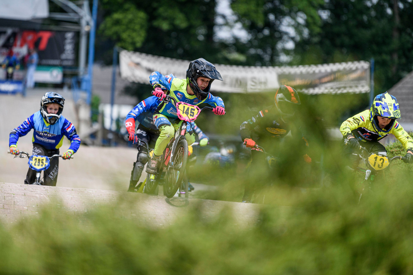 NK fietscross in Haaksbergen volg je langs de baan, op wit gekalkte ...