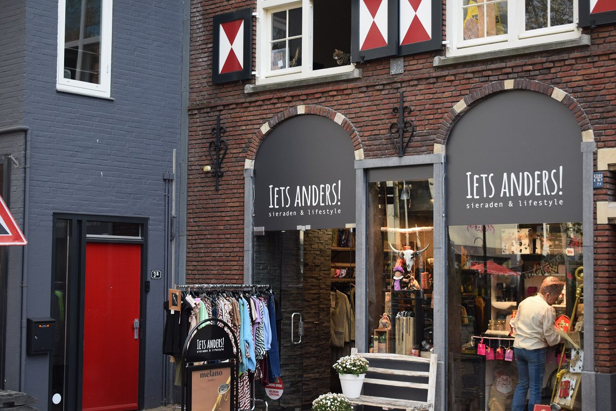 Festivalseizoen in volle gang: dit zijn de modetrends op festivals | Foto | gelderlander.nl