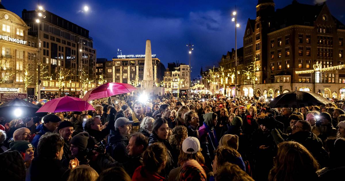 Honderden mensen op de Dam bij ‘Samenkomst voor solidariteit ...