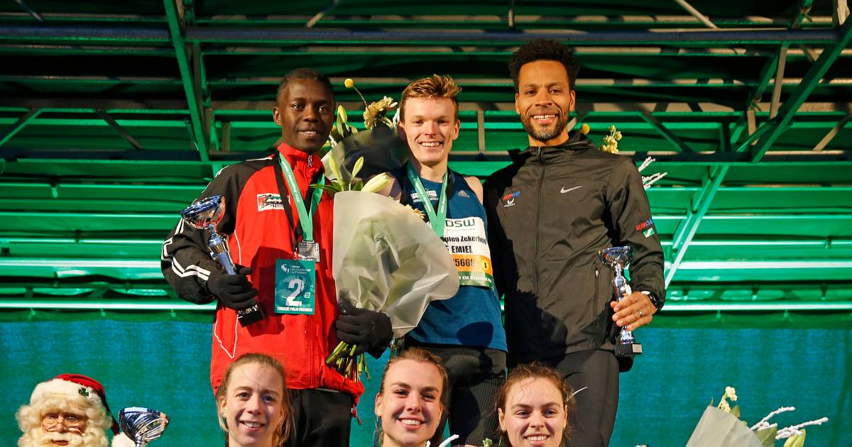 Emiel Berghout wint Bruggenloop door Oegandees met angst voor water en ...