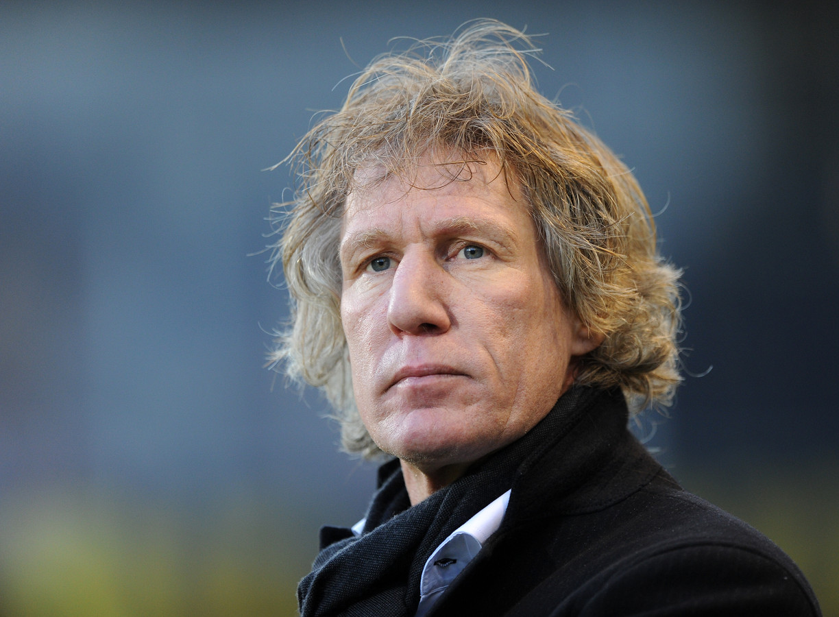 Met Verbeek keert een markante coach terug in de eredivisie | Foto | AD.nl