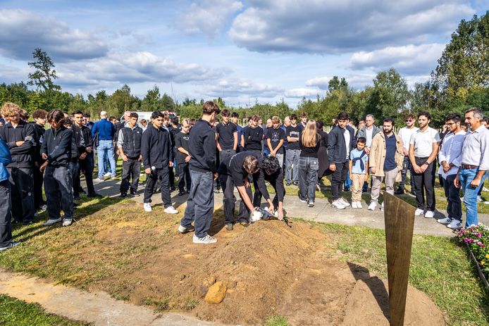 Afscheid van Thabet (16), die stierf aan een hersenbloeding: “Hier is zoveel onmacht... En ...