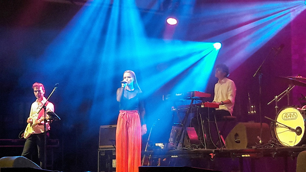 Isabel ontroerd op het Abdijplein | Foto | AD.nl