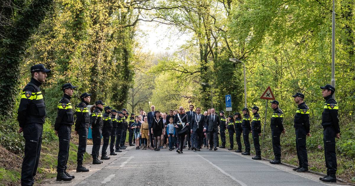 Minister Wopke Hoekstra loopt mee in stille tocht Amersfoort en Leusden ...