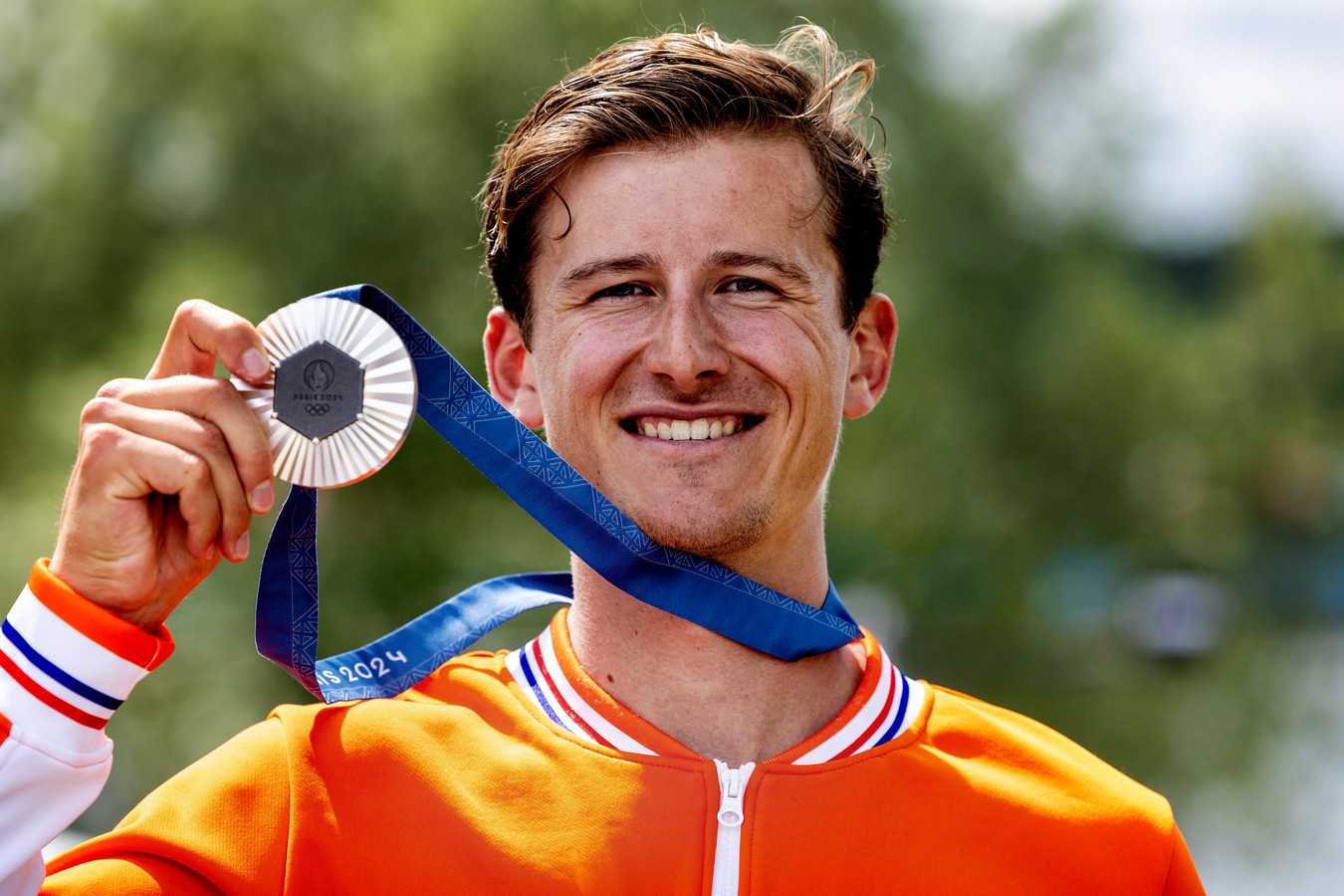 Ralf Rienks uit Zwolle staat met gemengde gevoelens met zilver om zijn ...