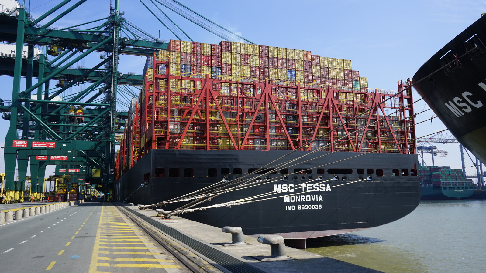 Vijf dagen oud record meteen gesneuveld: grootste containerschip ooit in België meert aan in ...