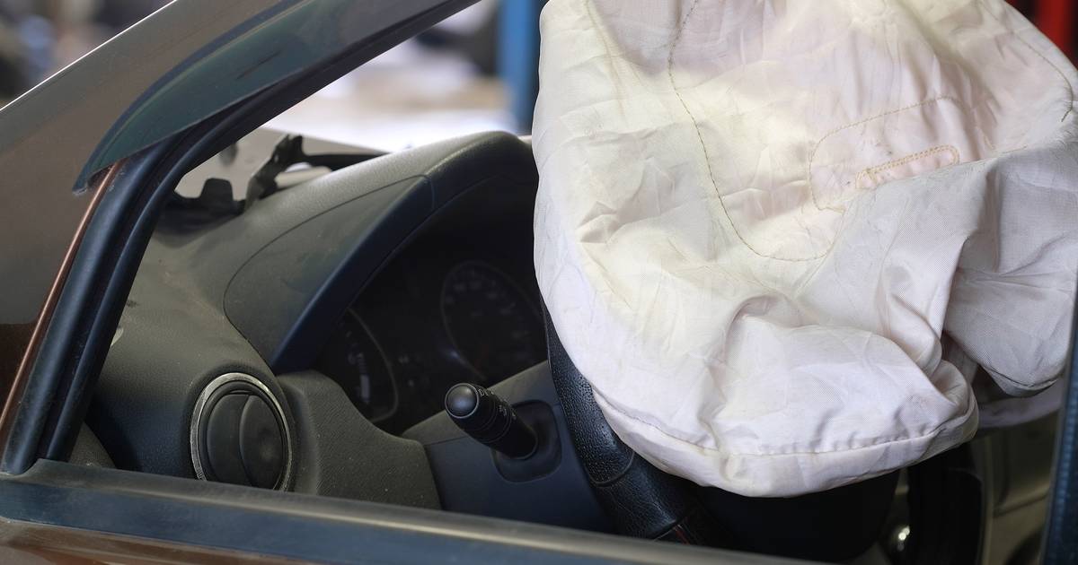 ‘Is het gevaarlijk om scheef achter het stuur te zitten?’ | Auto ...