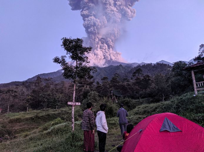Dodelijke vulkaan Merapi barst uit in Indonesië | Buitenland | AD.nl