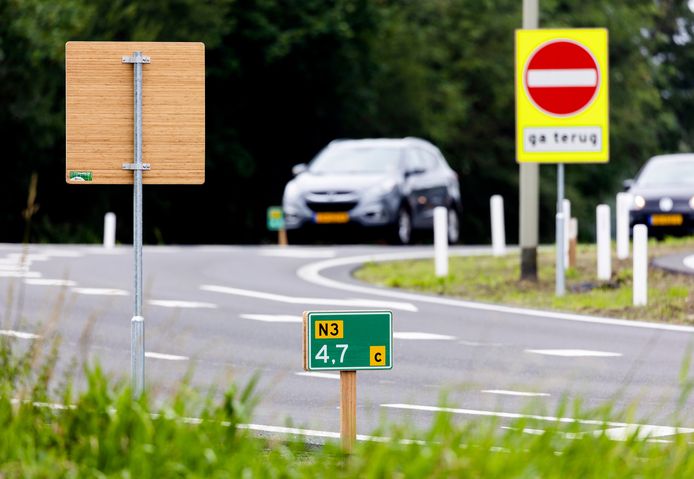 Hectometerpaaltjes van bamboe en milieuvriendelijke verkeersborden ...