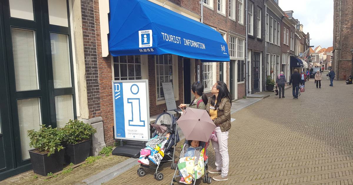 VVV Delft verhuist naar tijdelijke locatie, toeristen zitten even ...
