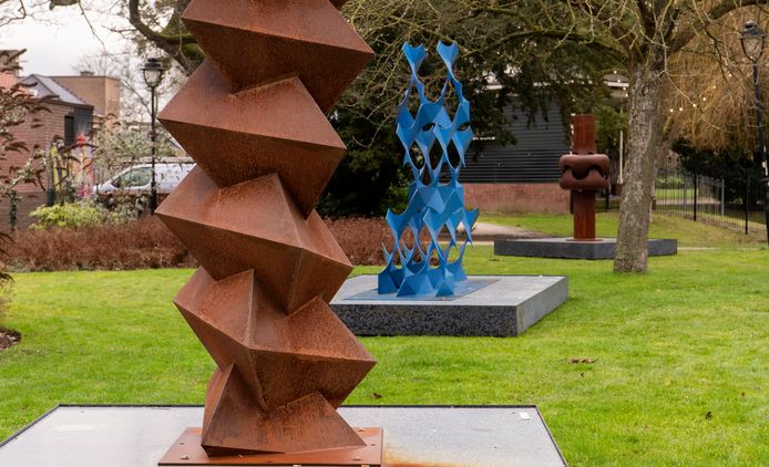 Beelden van Rinus Roelofs van Stationsplein naar het groene Prins ...