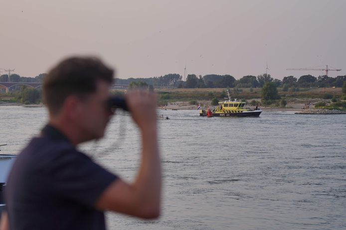 Zoekactie met helikopter en boot naar drenkelingen bij Nijmegen ... Zoekactie met helikopter en boot naar drenkelingen bij Nijmegen ...