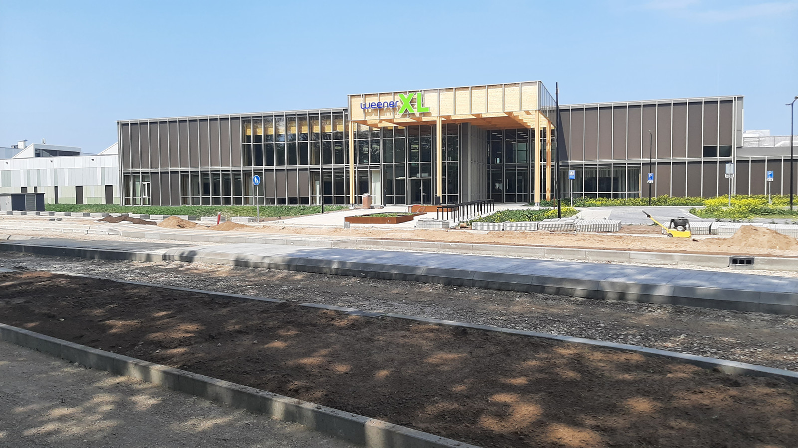 Kleine bedrijven op locatie Weener XL, in afwachting van bouwplan voor ...