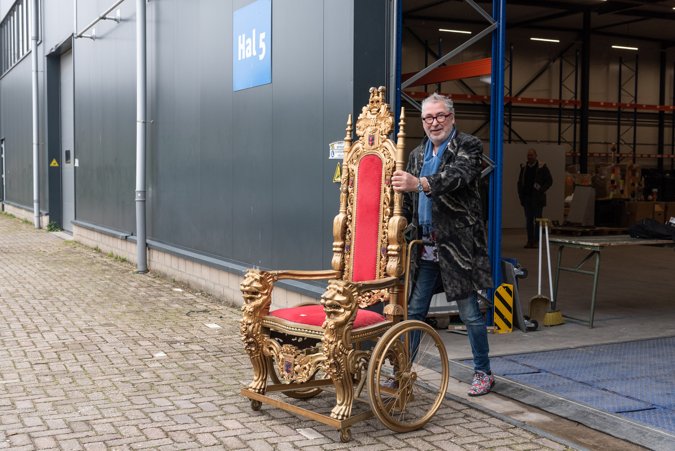 Na vijf jaar ‘knokken’ heeft Amersfoortse kunstenaar zijn troon terug ...