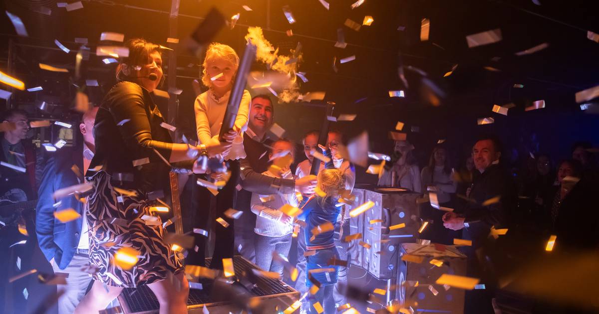 Champagne, dansende kinderen en opwinding bij openingsfeest ...