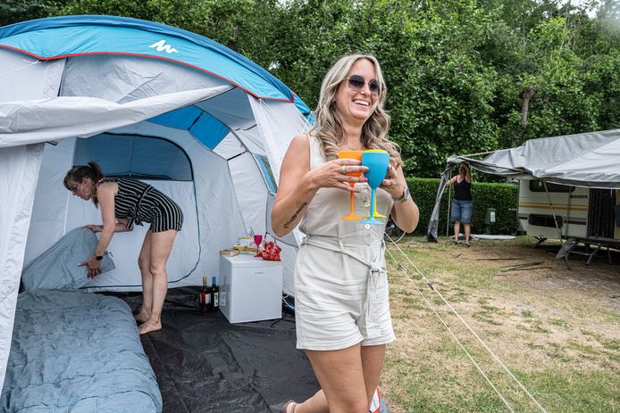 Kamperen op zijn retour? Integendeel! Terwijl huisjes oprukken, ontdekt ...