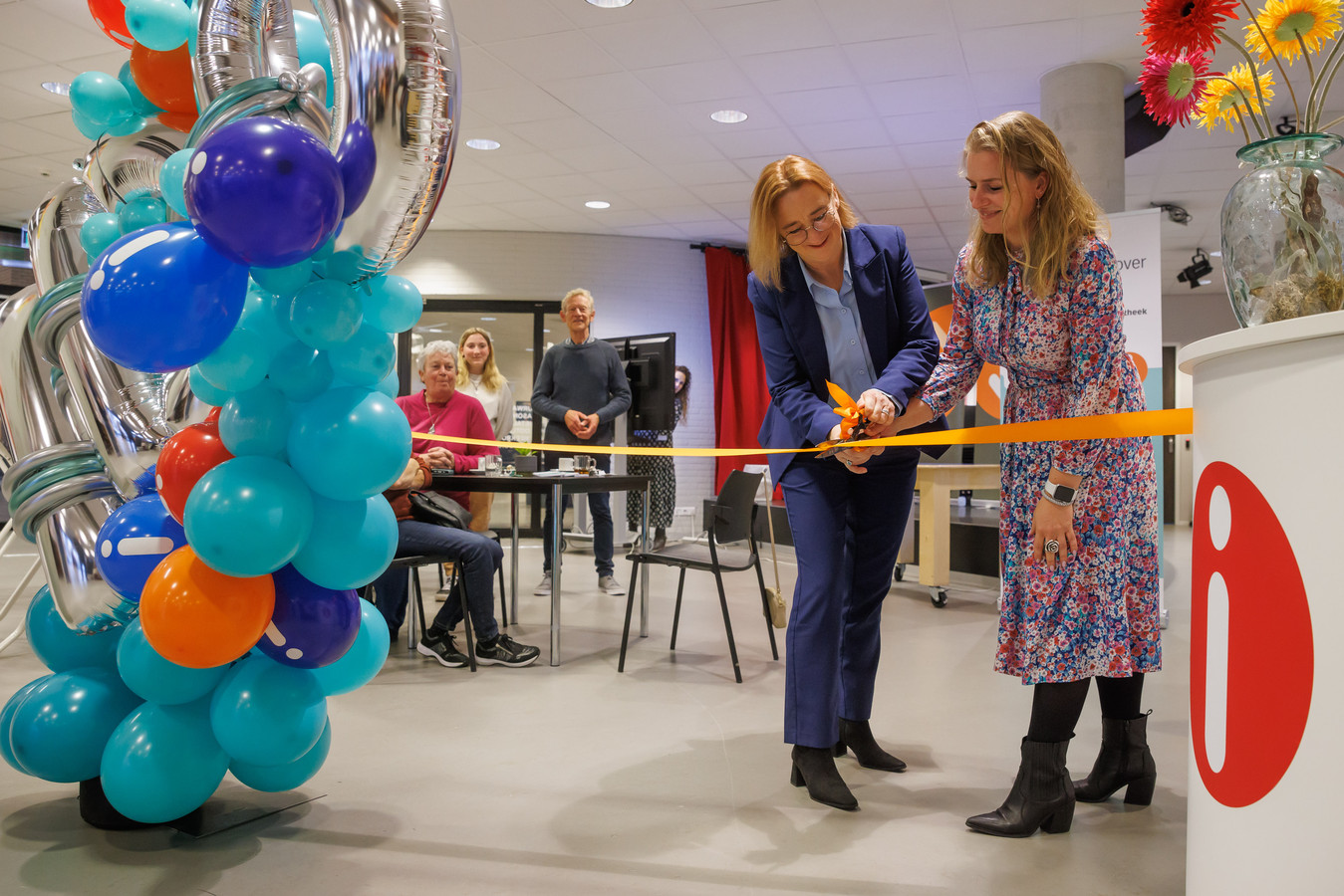 Ook Moerdijk opent Digitaal Infopunt in de bieb | Foto | bndestem.nl