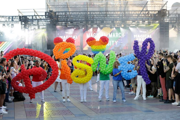 Zanger Mika op Magical Pride in Disneyland Paris | Foto | hln.be