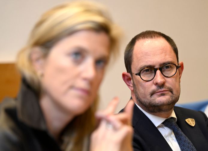 Van Quickenborne en Verlinden beantwoorden vragen na moord op agent: “Communicatie tussen ...