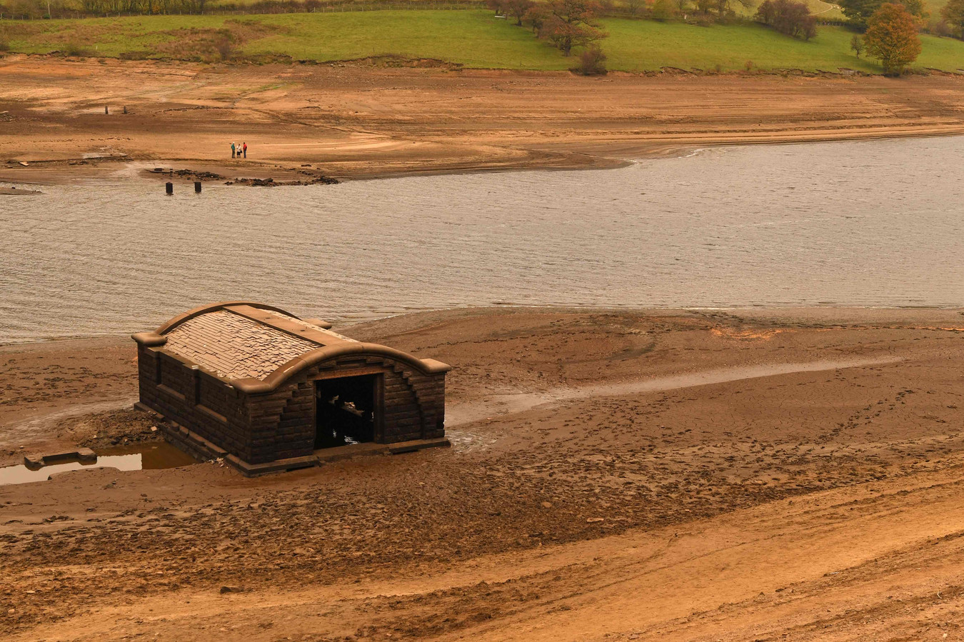 Lage waterstand van stuwmeer onthult opnieuw ‘verloren’ dorpje in ...