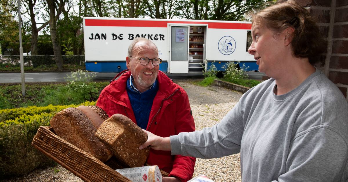 Jan de Bakker (70) stopt na 45 jaar met zijn rijdende bakkerswagen: ‘We ...