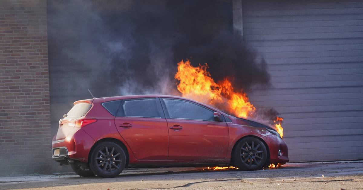 Vrouw rijdt brandende auto nog snel uit haar garage in Rijen | Gilze en ...