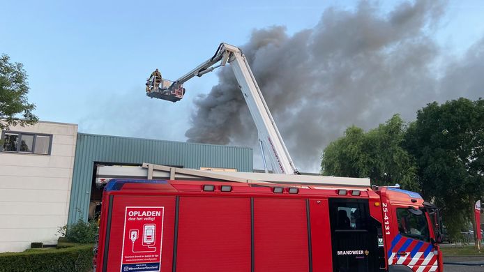 Zeer grote brand verwoest pand op bedrijventerrein in Almere | 112 nieuws Almere | AD.nl