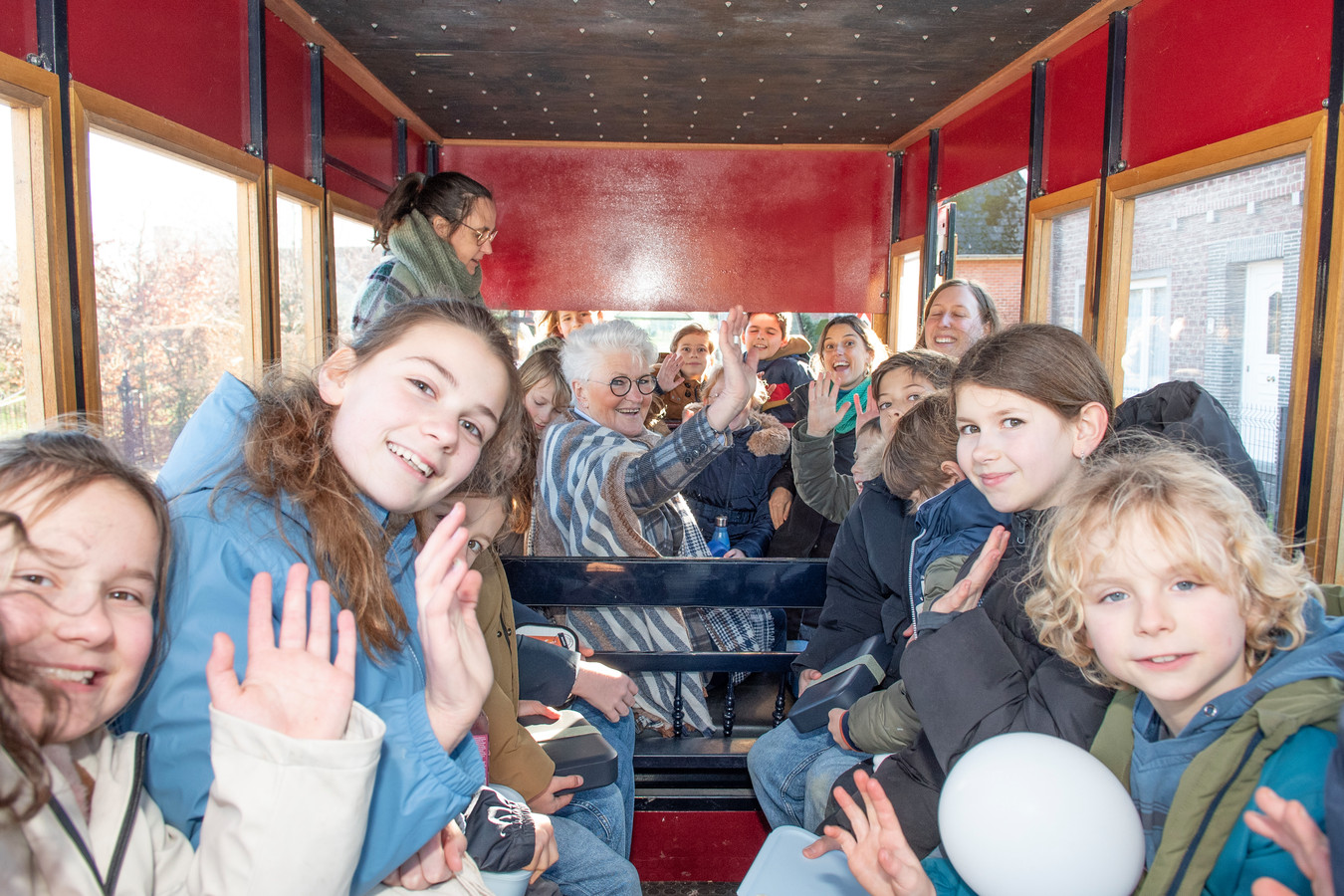 Leerlingen van GBS De Vierklaver verrassen juf Ruth met feestje en een ...