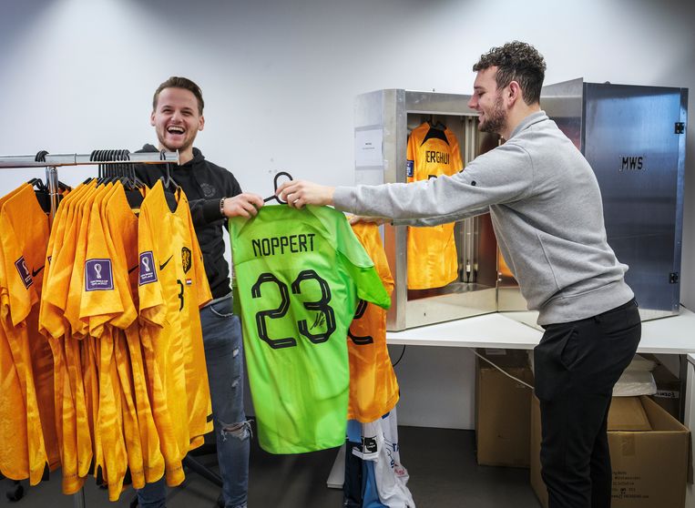 Voor 3600 euro heb je een WK-shirt van Noppert, inclusief zweetgeur en ...