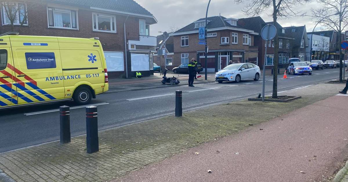Bestuurder scootmobiel met spoed naar ziekenhuis na aanrijding met auto in Hengelo | Hengelo ...