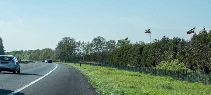 FDF-voorman Mark van den Oever laat zijn rij vlaggen omgekeerd wapperen ...