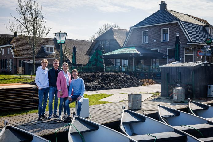 Mark (en zijn gezin) neemt camping in Belt-Schutsloot over waar hij als ...