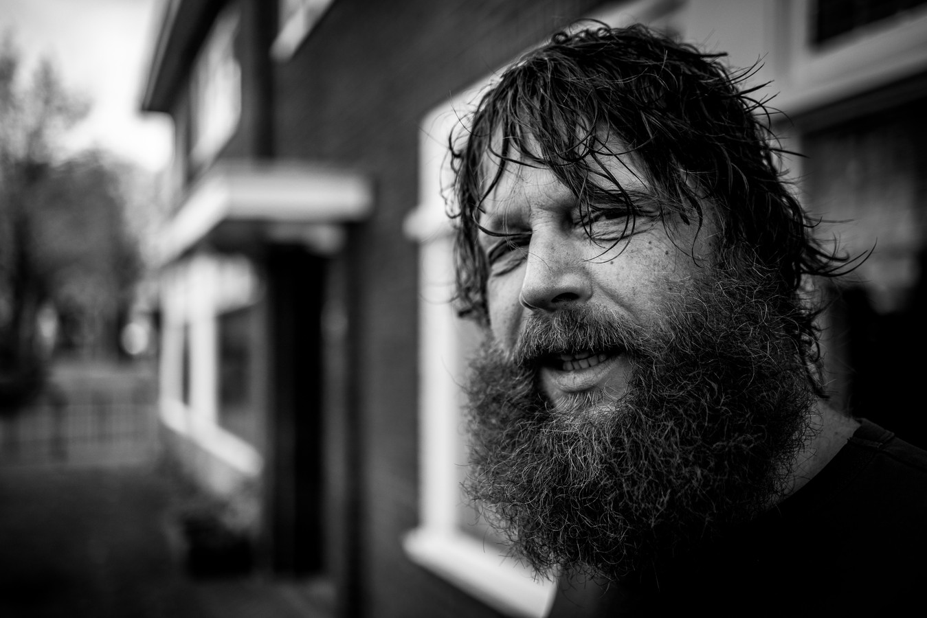 Arjan Pronk was altijd bassist van Bökkers, maar maakt nu een soloplaat: ‘Streektaalrock? Dan ...