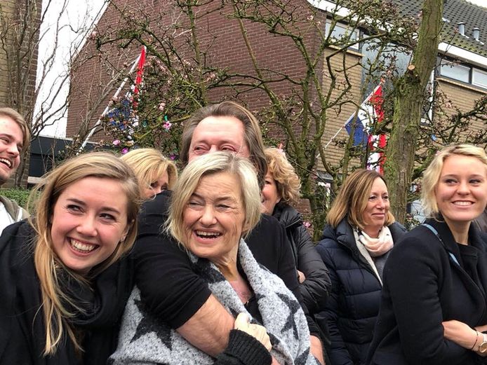 Simone (52) eindelijk weer thuis na levensgevaarlijke kattenbeet ...