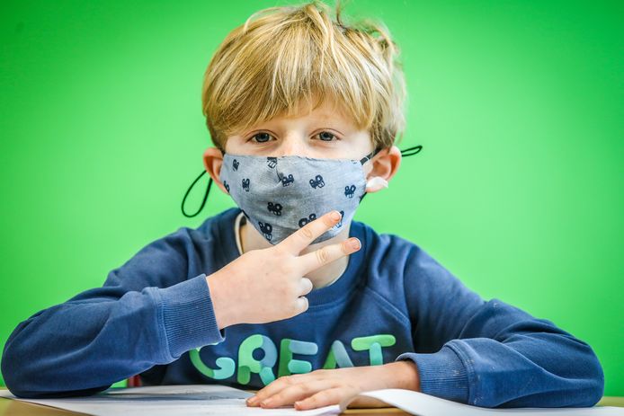 Spider-Man en Charmander op je mondmasker, en zo zie je tóch blije ...