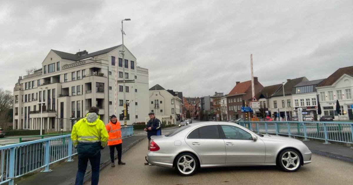 Schippers bezetten Scheldebrug uit ongenoegen over staking ...