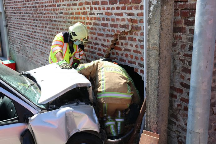 Bestuurder wijkt af van rijbaan en knalt frontaal tegen gevel van ...