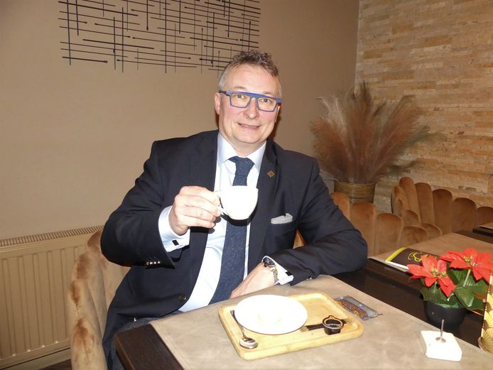 Filip (54) schuimt als schepen en feestburgemeester recepties af, maar ...