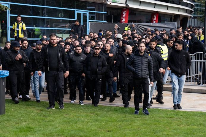 Fans Fenerbahçe arriveren in Enschede, extreme drukte in centrum | FC ...
