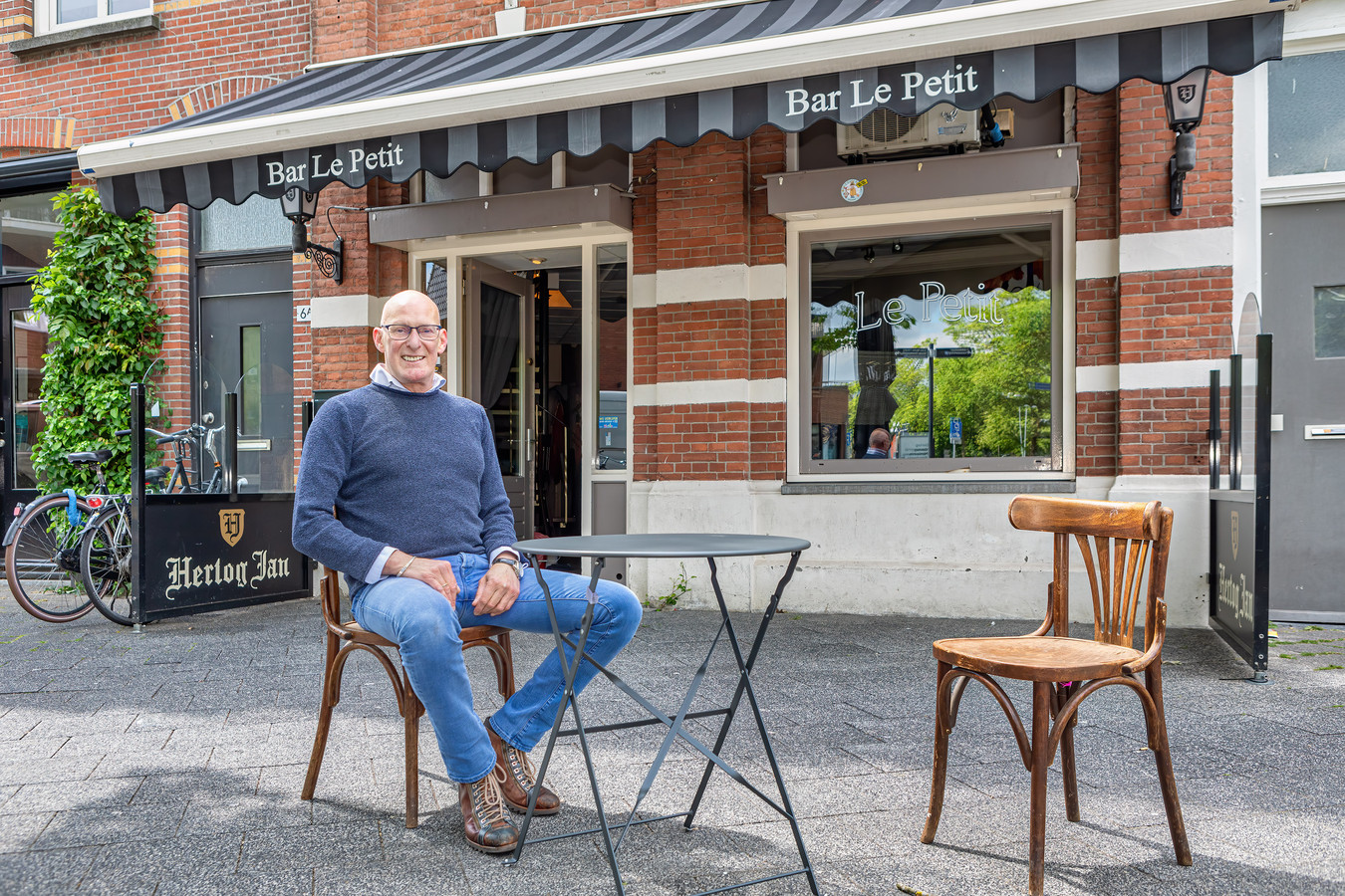 Daar in het kleinste café van Breda... reserveren de stamgasten alvast ...