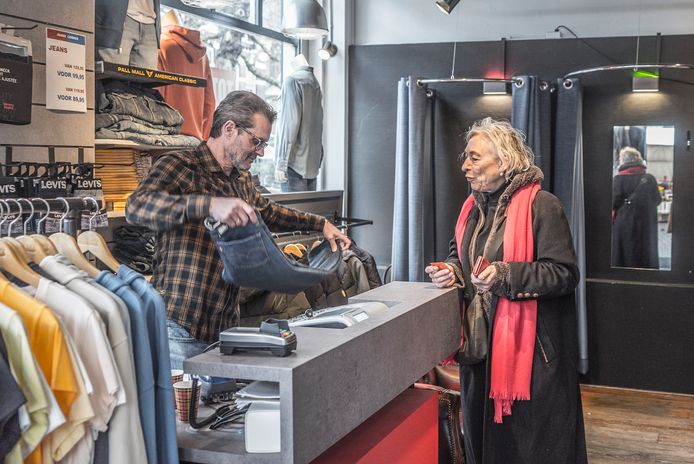 Ronald weet in een blik welke maat spijkerbroek je nodig hebt, maar Jeans Corner stopt: ‘Ik heb ...