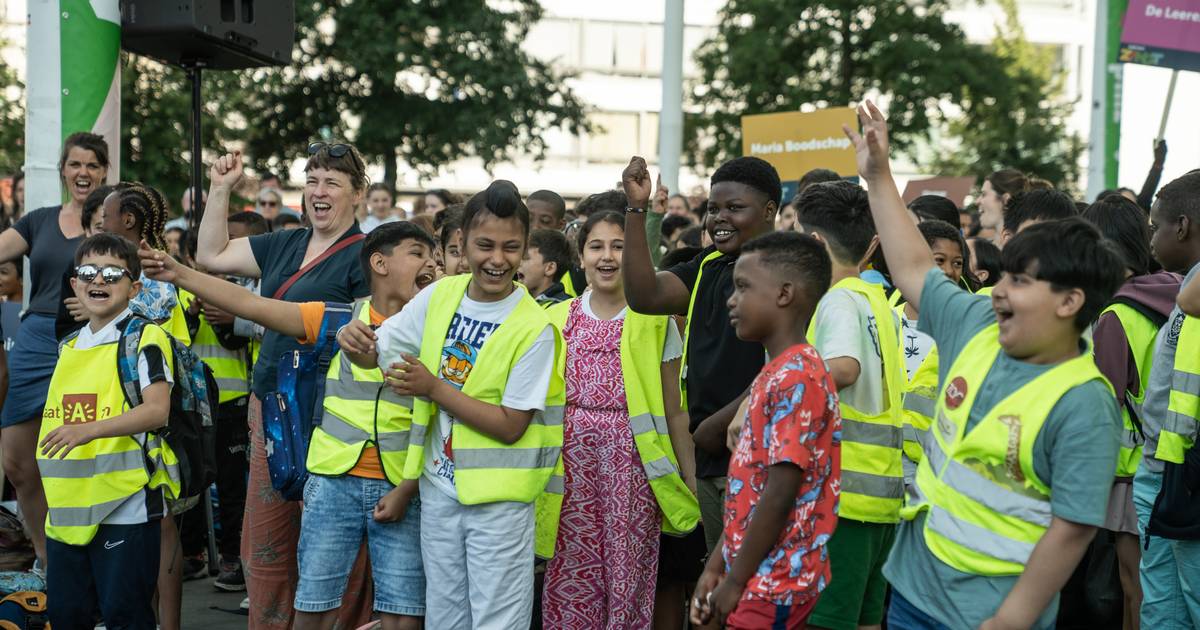 KIJK: 2.000 kinderen zingen samen op Theaterplein | Antwerpen | hln.be