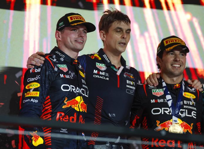 Vader Max Verstappen onder vuur nadat hij haast stoïcijns blijft tijdens euforie Red Bull en ...