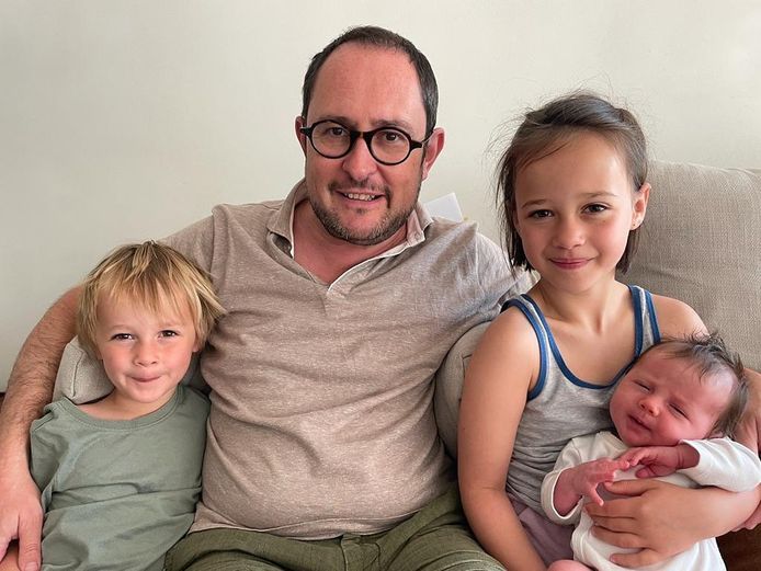Vincent Van Quickenborne wordt 50 met baby op de arm: “Bij Lou’s geboorte voelde ik me tien jaar ...