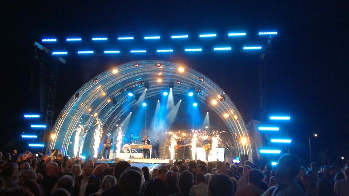 Handelskade Nijmegen viert oplevering met optreden VanVelzen | Nijmegen ...