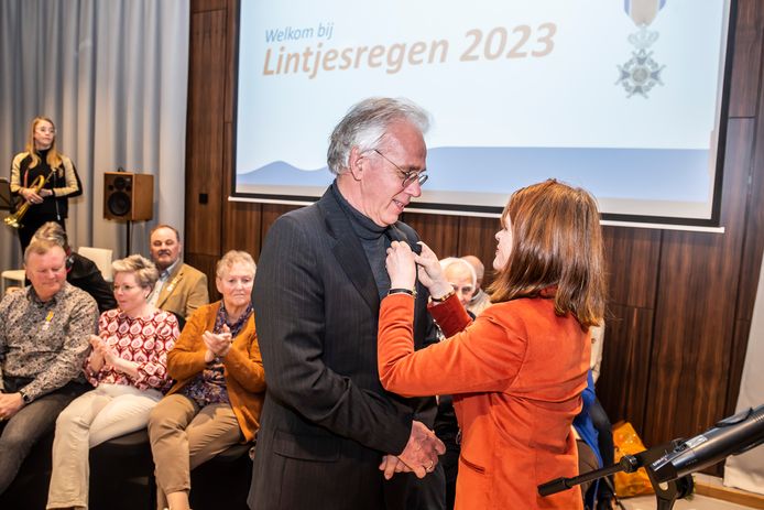 Burgemeester van Losser mag lintje uitreiken aan haar man Theo die ...