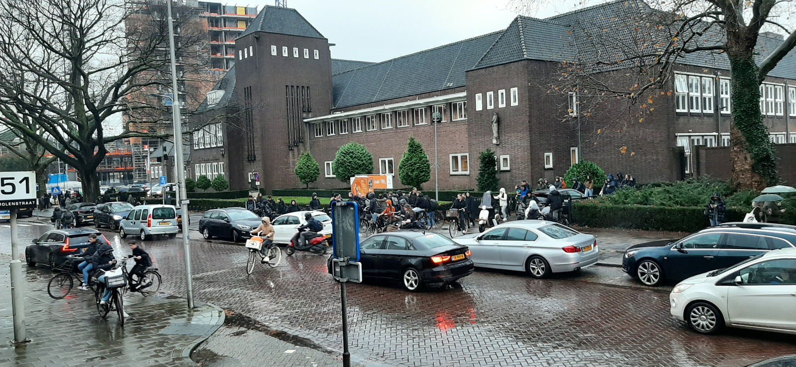 Duizenden leerlingen van scholen in Oss en Heesch geëvacueerd na valse ...
